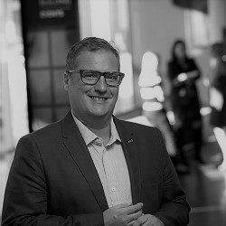 Aisteoir Tim Moore Cuairt San Nioclás á Aithris Ag Macdara Ó